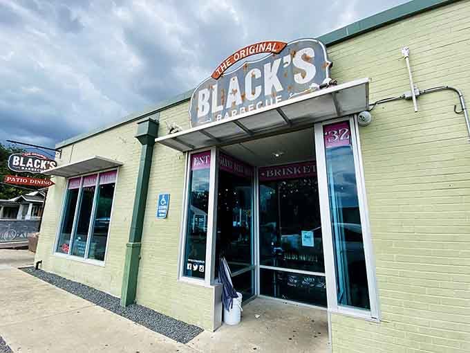 This classic BBQ spot with a cozy ambiance promises a smoky feast you won&rsquo;t forget.