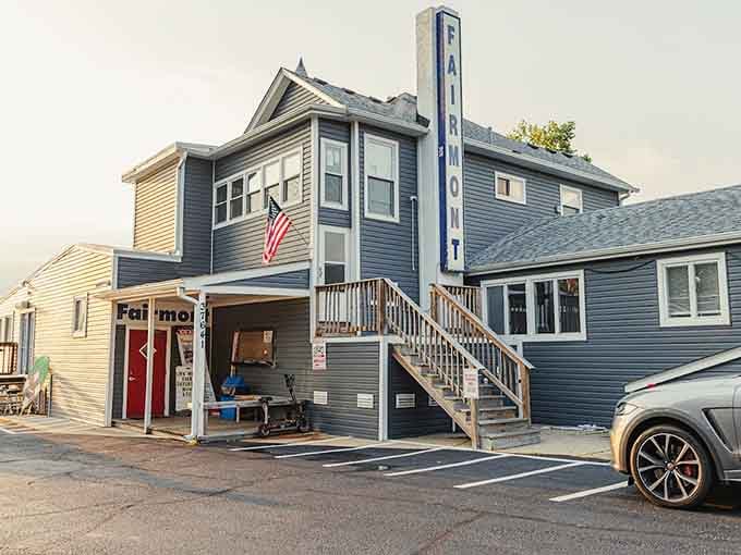 That vertical sign and American flag combo announces you've arrived at lakeside paradise, Illinois style.