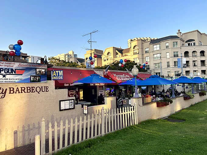 Kansas City Barbeque wears its Top Gun fame proudly, turning movie history into an irresistible waterfront destination.
