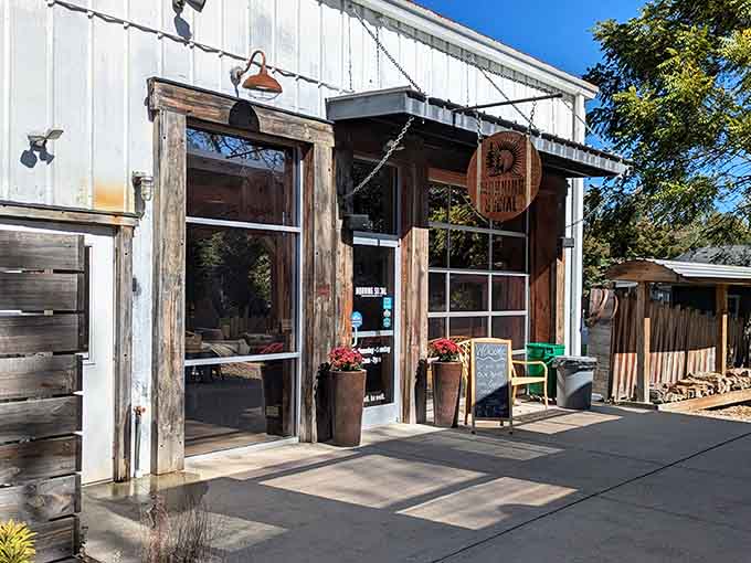 Weathered wood and mountain charm greet you before the first bite, setting the breakfast stage perfectly.