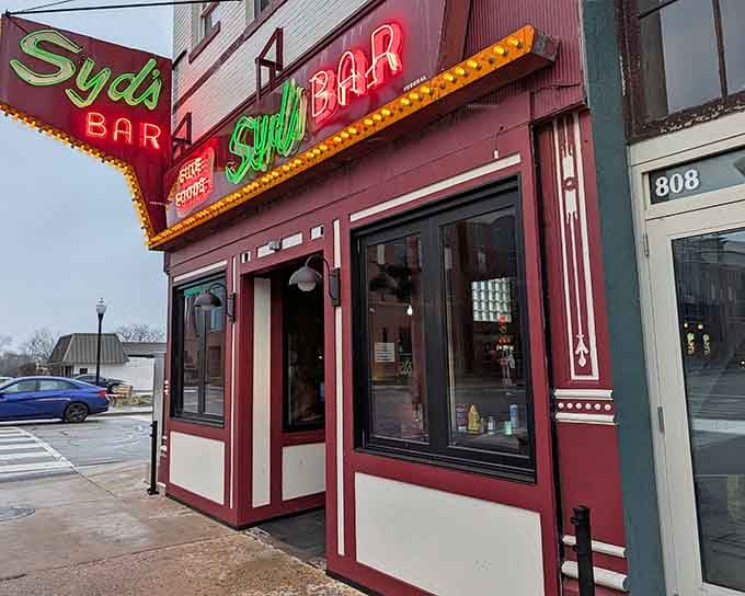 That vintage neon glow has been beckoning hungry souls since Benjamin Harrison was president, and it still works like magic.