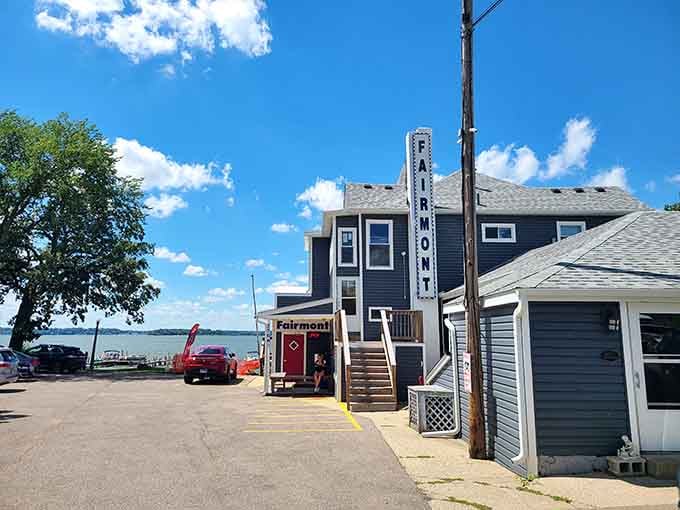 That vertical sign announces you've arrived at lakeside paradise, Illinois style.