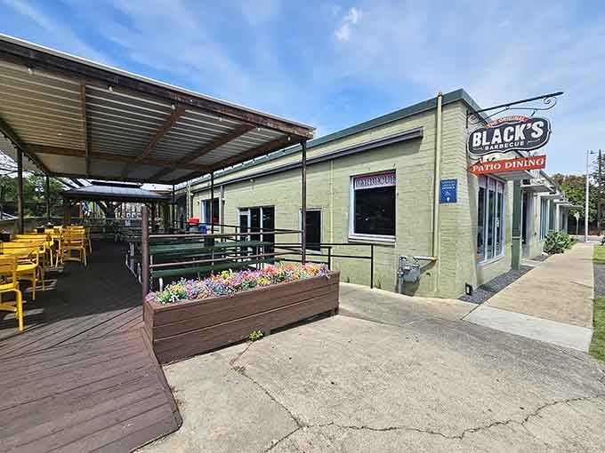 This classic BBQ spot with a cozy ambiance promises a smoky feast you won&rsquo;t forget.