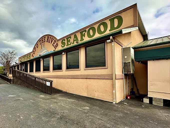 That classic riverside charm starts right here, where good food and better views have been neighbors for years.