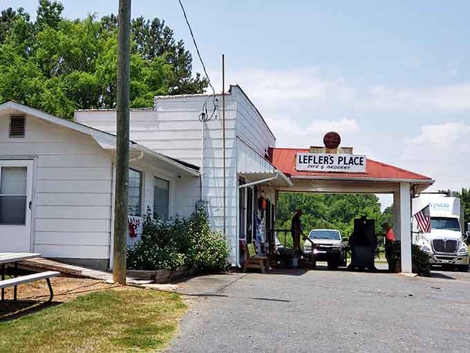 That red roof has been beckoning hungry travelers since Prohibition ended, and it's still working its magic today.