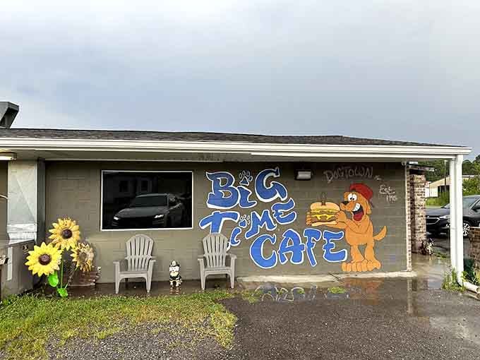 That cheerful cartoon dog knows what's up: this is where Fort Payne comes for serious eating.