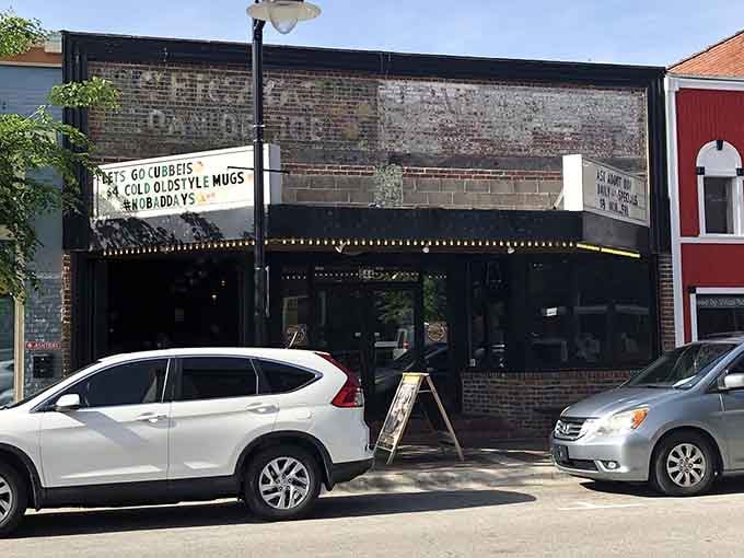 The marquee inviting you to cold old-style mugs and good days is like a hug from your favorite uncle.