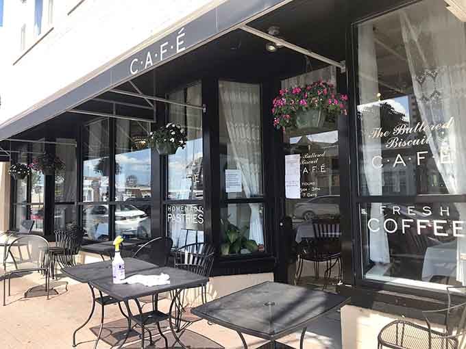 That classic black awning isn't shouting for attention, but your stomach will be once you spot it.