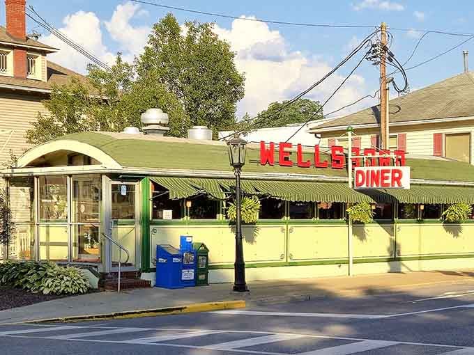 That cheerful yellow exterior and bold red signage practically shout "breakfast is served" from down the block.
