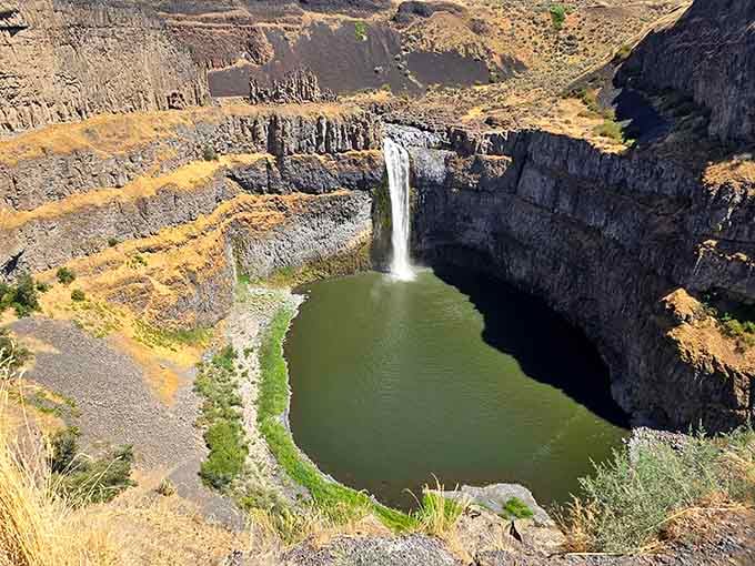 When Washington's official state waterfall drops 198 feet into a horseshoe canyon, cameras start clicking like crazy.