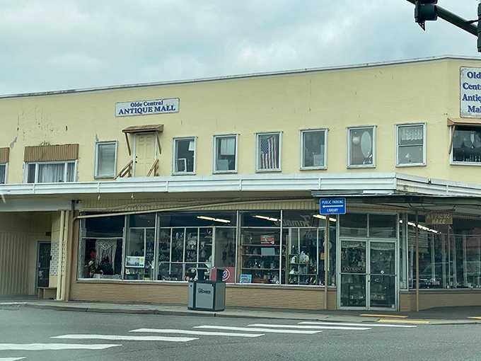 Corner location means double the windows for passersby to peek inside and lose their afternoon plans immediately.