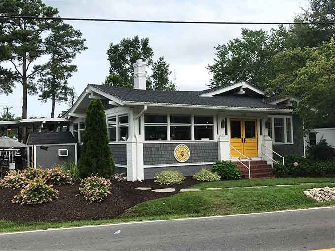 That charming bungalow exterior promises the kind of breakfast that'll ruin chain restaurants for you forever.