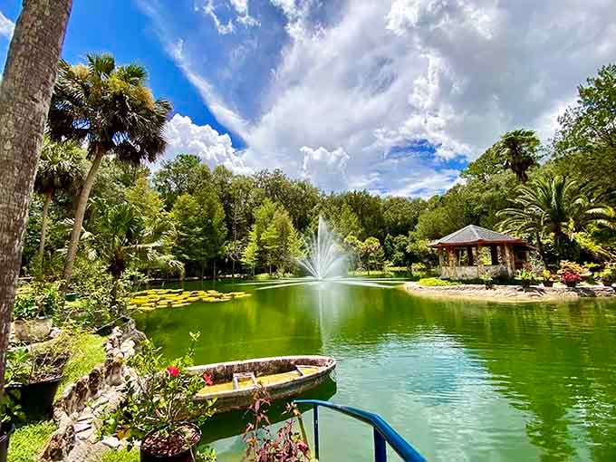 This spring-fed lake looks like someone photoshopped paradise into the middle of Florida, but it's gloriously real.