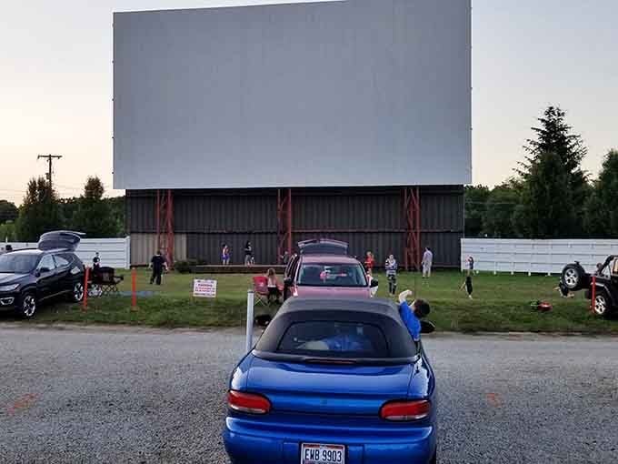 The gravel lot, towering screen, and families staking their claims: this is where movie magic meets good old-fashioned American tradition.
