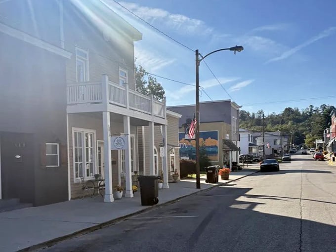 White columns and colorful murals prove that small-town charm and artistic flair make excellent neighbors in Augusta.