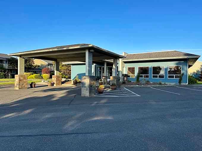 Comfortable lodging options mean you can stay close to all that incredible seafood and those stunning ocean views.