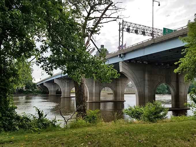 Those arches have been standing strong through nearly a century of Connecticut weather, bless their sturdy hearts.