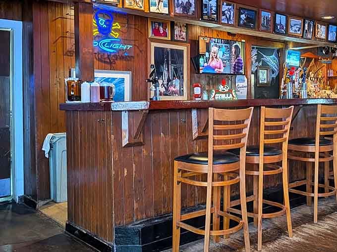 Counter seating where locals swap tales and tourists become converts, one plate of eggs at a time.