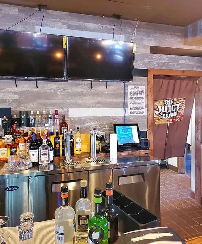 The bar area stocks everything you need to complement your seafood feast, from cold beer to refreshing cocktails galore.