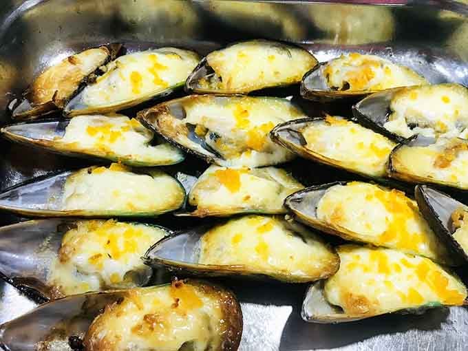 Baked mussels with melted cheese topping bring unexpected sophistication to the all-you-can-eat experience here.