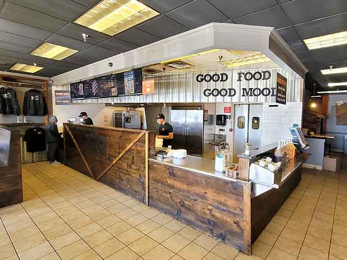 The counter setup keeps things efficient and straightforward, because nobody wants to wait long when ribs are calling their name.