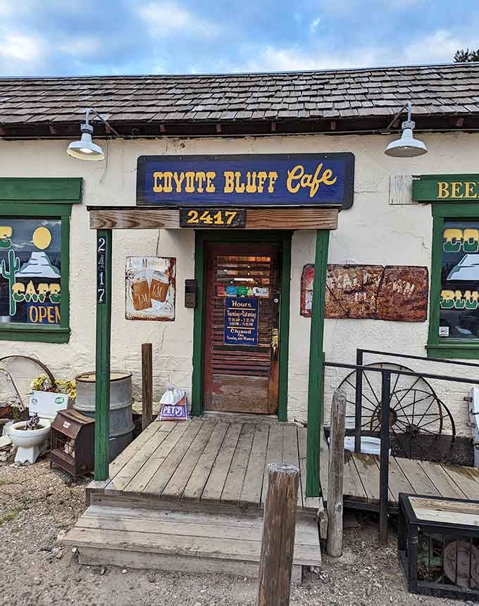 That front entrance with its wooden porch practically begs you to step inside and discover burger nirvana waiting.