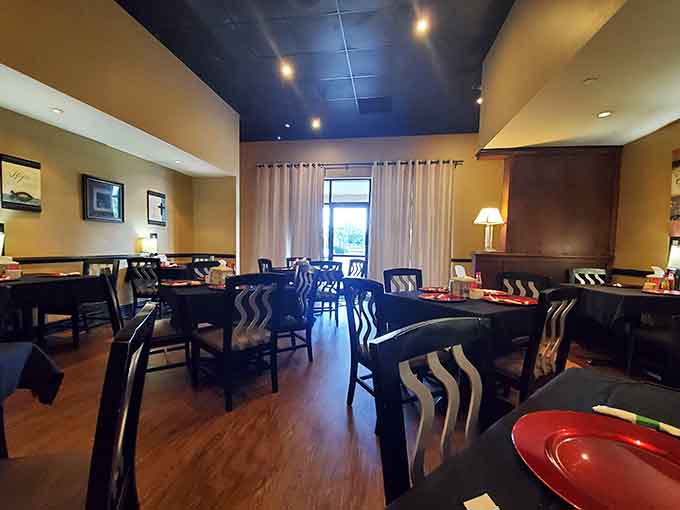 Dark ceiling, warm lighting, and comfortable seating &ndash; the stage is set for serious eating.