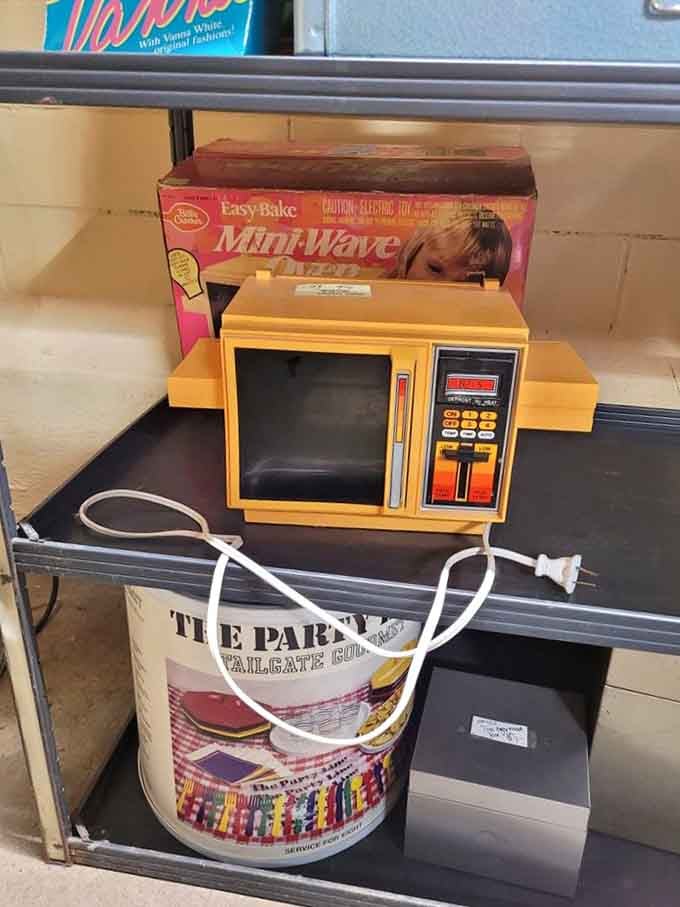 An Easy-Bake Mini-Wave that's pure 1980s nostalgia, complete with original box and childhood memories included.