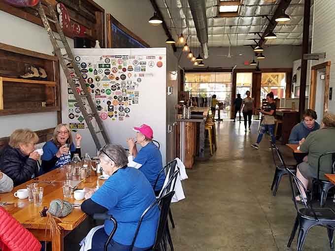 The kind of crowd that knows good food when they see it, gathered together in breakfast-loving harmony this morning.