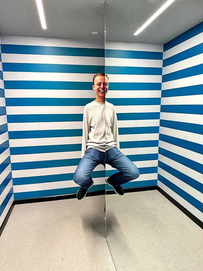 Blue and white stripes create perspective tricks that'll have you questioning which way is up, down, or sideways.