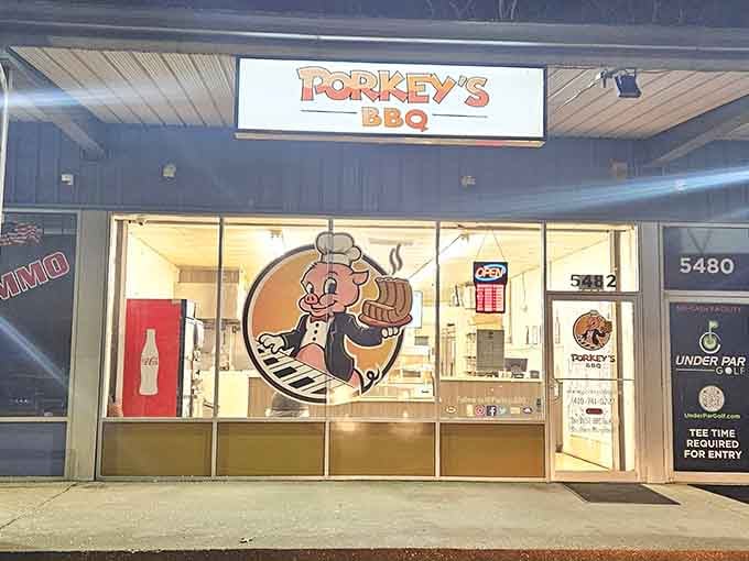 Even after dark, that pig mascot beckons like a smoky beacon guiding hungry travelers to their delicious destination.