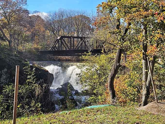 Sunny days reveal every detail of the falls, from the moss-covered rocks to the dancing water droplets.