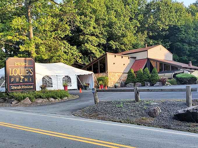 That roadside location with ample parking makes it easy to stop in and satisfy your carnivorous cravings immediately.