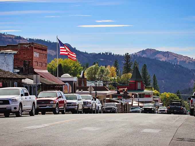 Those autumn-touched trees and mountain backdrop create scenery so stunning it belongs on a jigsaw puzzle box.
