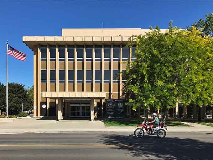 Even the post office looks dignified here, housed in mid-century modern architecture that doesn't make you weep.