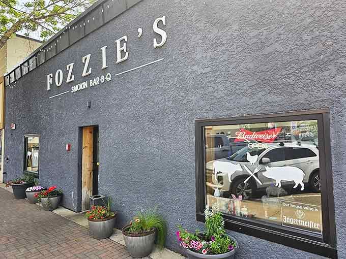 Fozzie's smoky aroma drifts from this unassuming building, promising barbecue that'll make your taste buds sing.