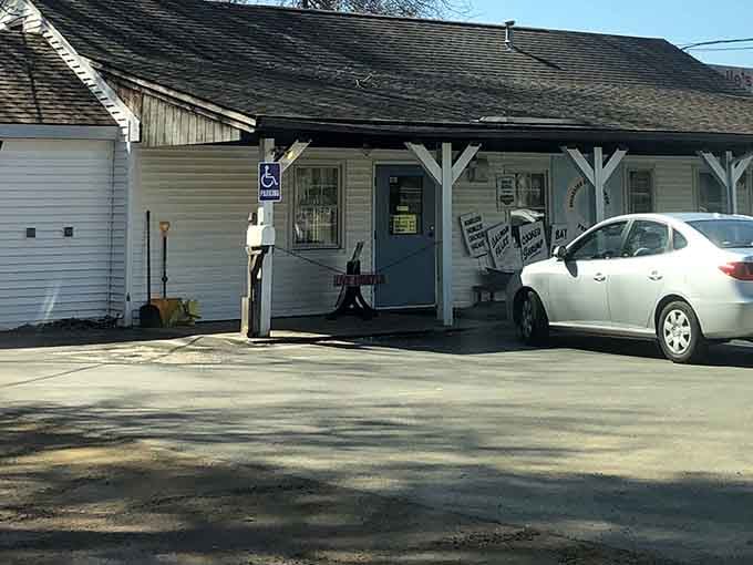Unassuming parking lot, extraordinary seafood inside: Connecticut's favorite plot twist since the Nutmeg State had no nutmegs.