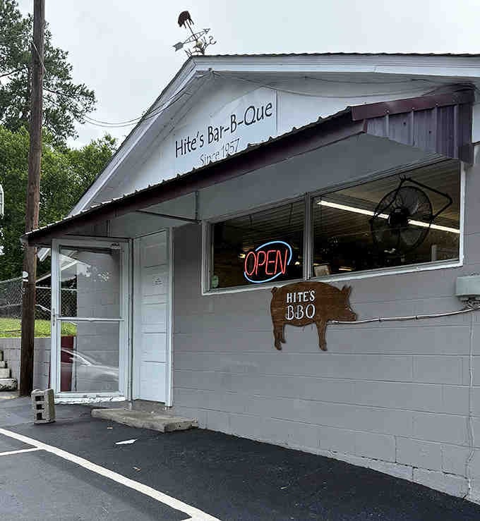 This humble building has witnessed more satisfied customers than most fancy restaurants see in a lifetime.