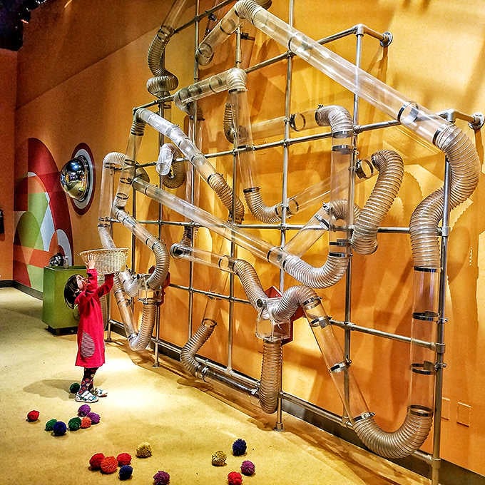 This pipe maze turns air flow into an interactive puzzle that's oddly mesmerizing for both engineers and people who just like colorful balls.