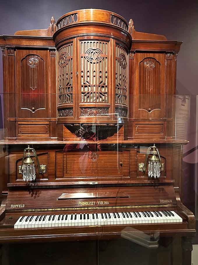 The Hupfeld Phonoliszt-Violina: proof that our ancestors were basically steampunk geniuses with serious musical ambitions.