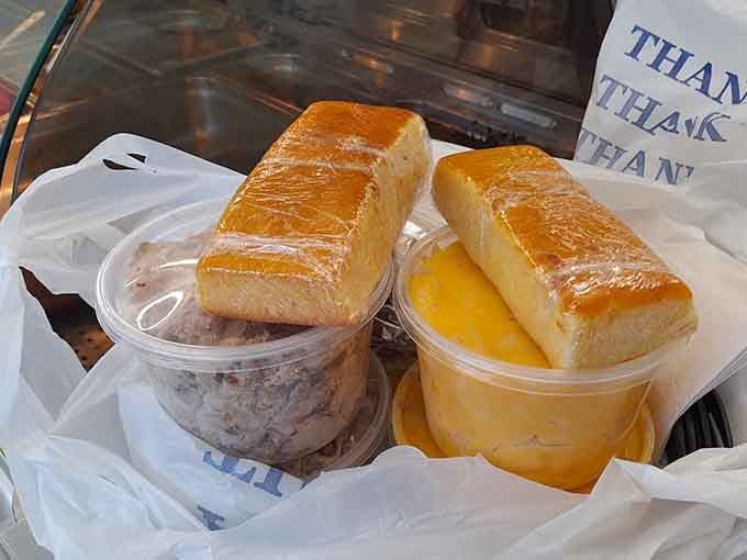 Those glossy dinner rolls and sides prove that even the supporting cast deserves a standing ovation at this show.