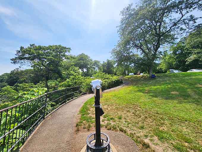 That viewfinder lets you zoom in on New York like you're window shopping from New Jersey.