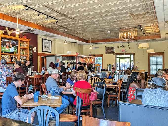 A full house of satisfied diners proves that word travels fast when the food's this ridiculously good.