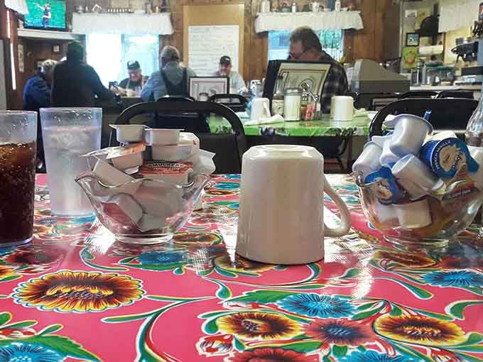 Colorful tablecloths and simple condiments create an atmosphere that says "relax, you're among friends here, take your time."