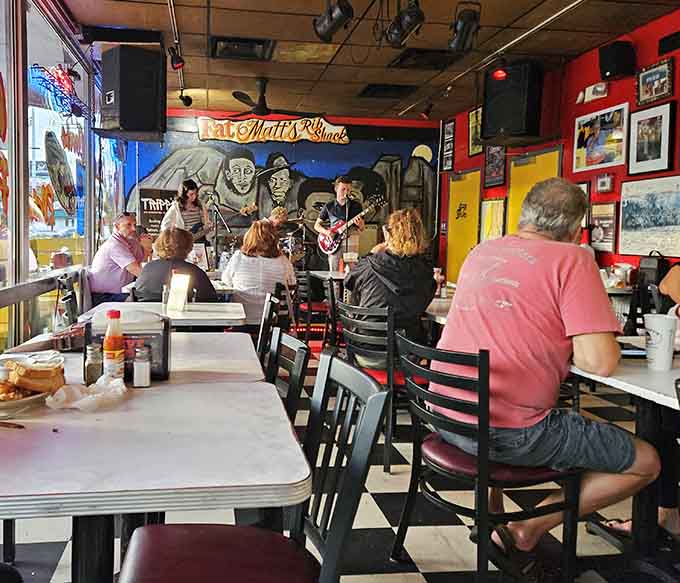 When the music's this good, even eating becomes a rhythmic experience worth savoring with strangers.