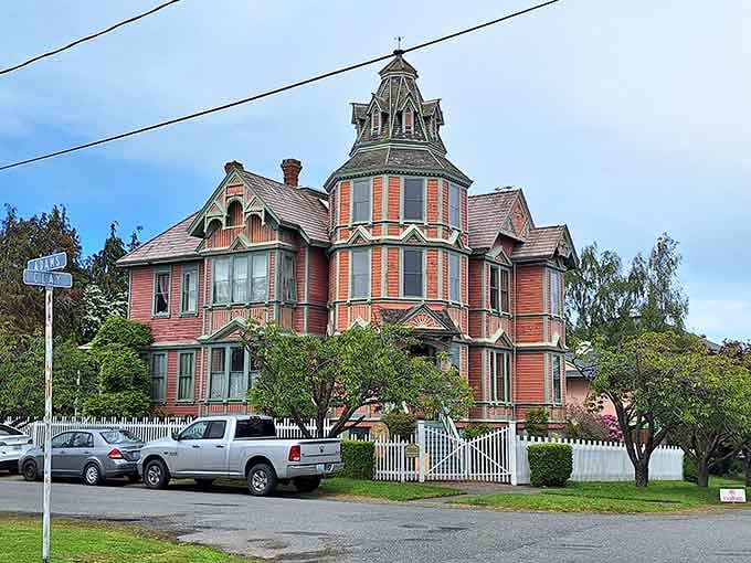 The Starrett House's pink tower reaches skyward like Victorian architecture decided to show off just a little bit.