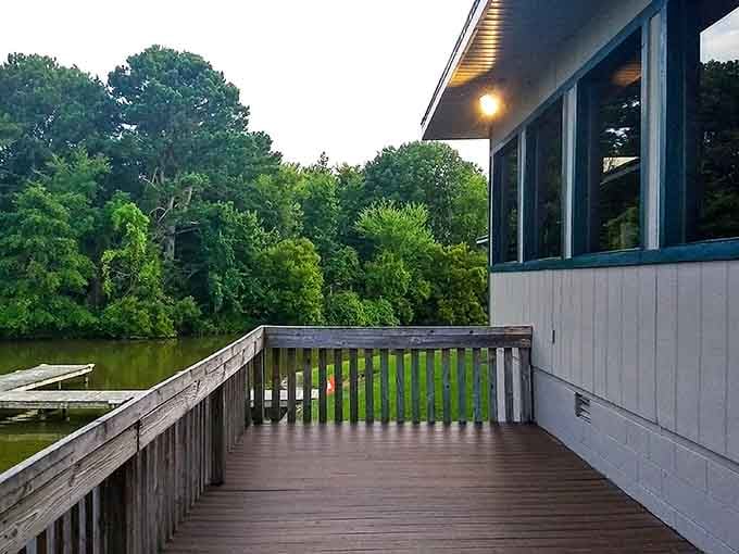 Step outside to where the river meets your dinner plans, and suddenly everything feels exactly right with the world.