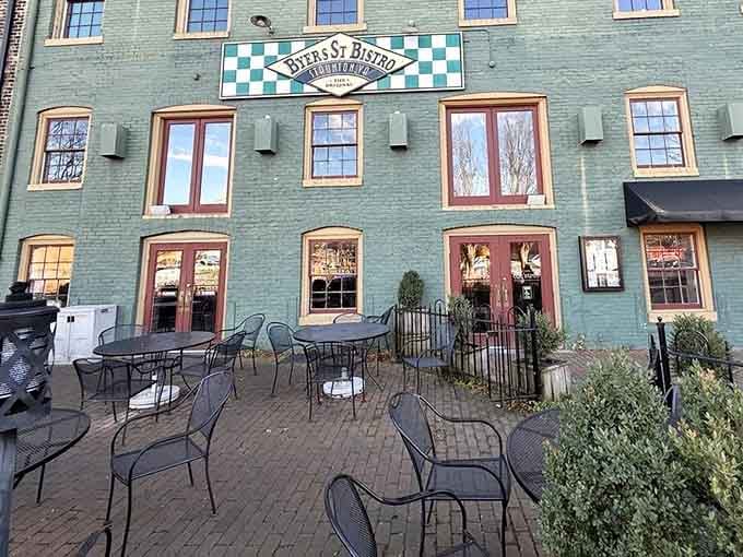 Outdoor seating on brick pavers means you can enjoy gourmet pizza while pretending you're dining in a European plaza.