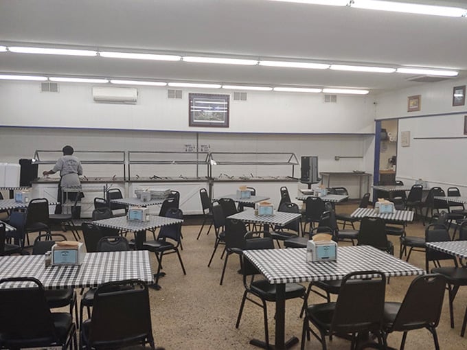 Black and white checkered tablecloths set the stage for a no-nonsense, delicious dining experience ahead.