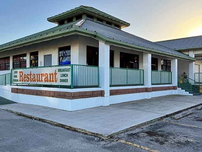 Farmer's Market Restaurant serves breakfast, lunch, and dinner to folks who appreciate honest food at honest prices daily.